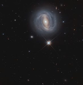 淡い黄色のリングが印象的な棒渦巻銀河NGC 1015 | アストロピクス