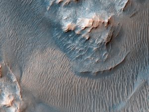 銀河団の手前に映る美しい渦巻銀河NGC 1003 | アストロピクス