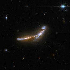 衝突する銀河のペアNGC 3690 ハッブル望遠鏡が撮影 | アストロピクス