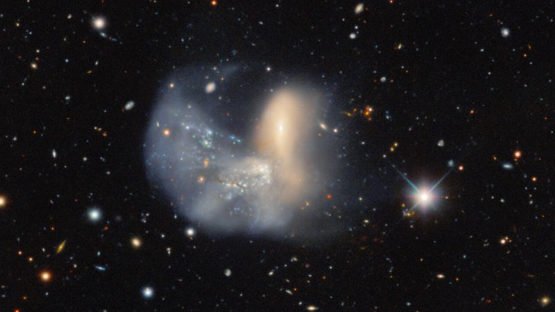 ほうおう座の相互作用銀河NGC 454 ダークエネルギーカメラで撮影 | アストロピクス