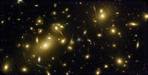 ハッブル宇宙望遠鏡がとらえた、「レンズ」を生み出す銀河団Abell 2218 35 Years of Hubble Images（Year ...